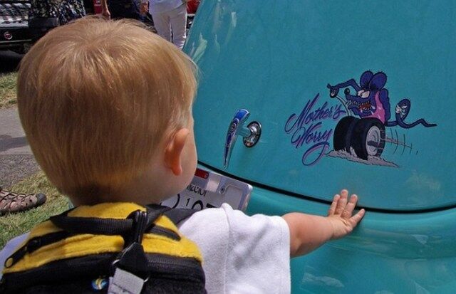 Boy Accidentally Damages Neighbor’s Car, Mom Receives Note With Bill